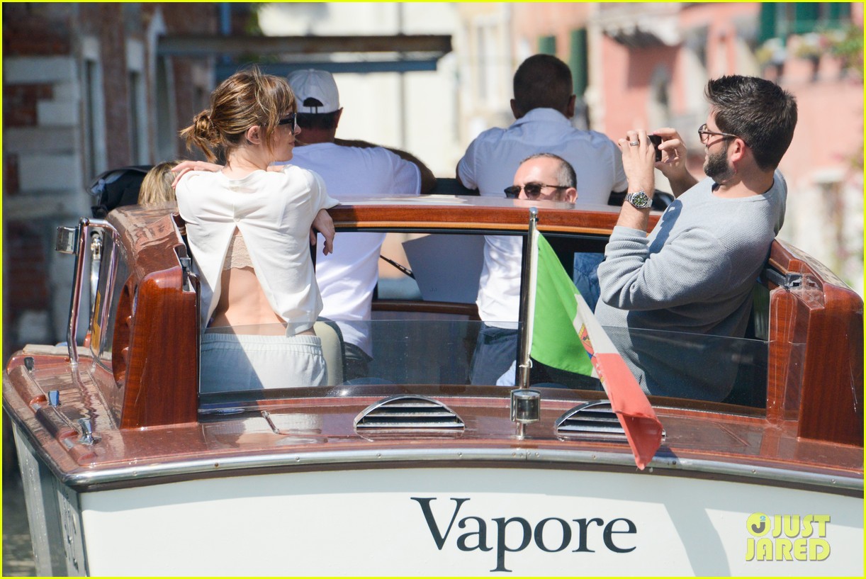 Sia Wears a Giant Bow & Polka-Dotted Face Mask in Venice: Photo 3452108 ...