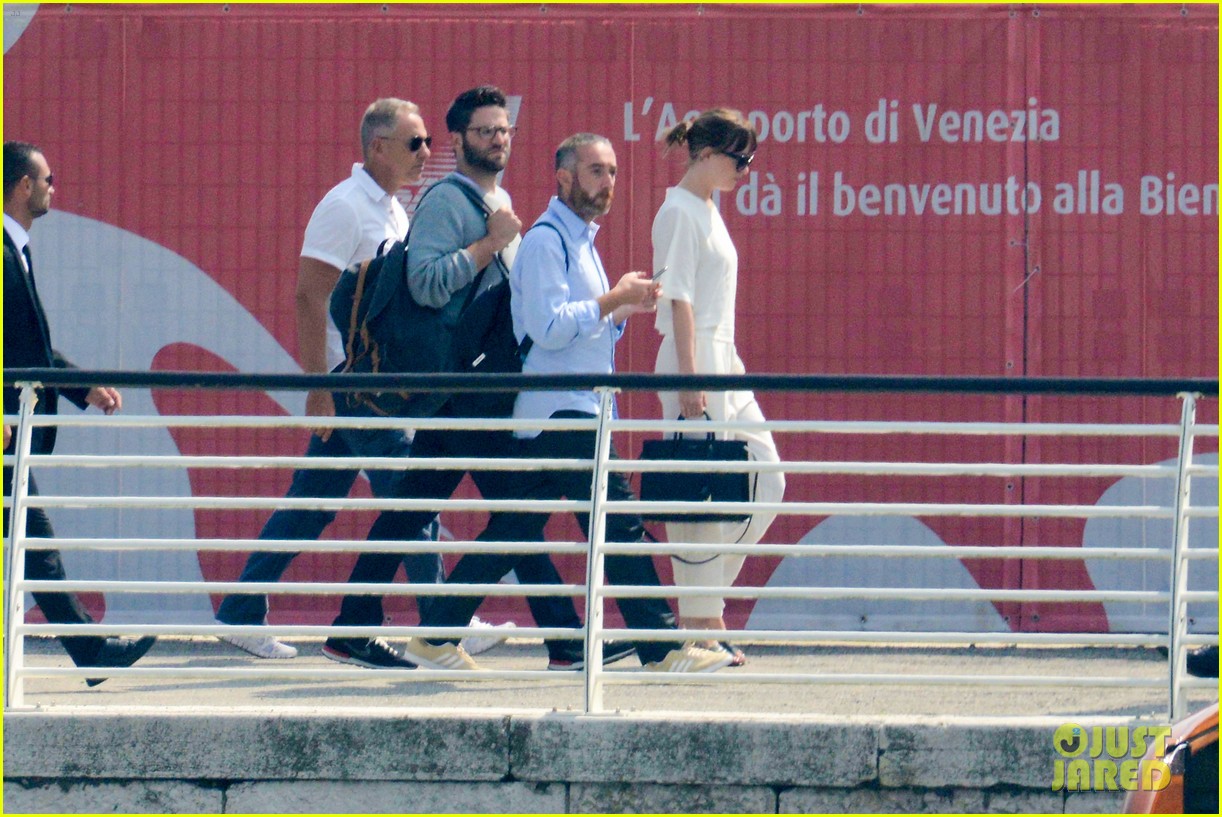 Sia Wears a Giant Bow & Polka-Dotted Face Mask in Venice: Photo 3452112 ...