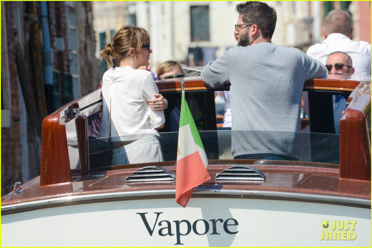 Sia Wears a Giant Bow & Polka-Dotted Face Mask in Venice: Photo 3452117 ...