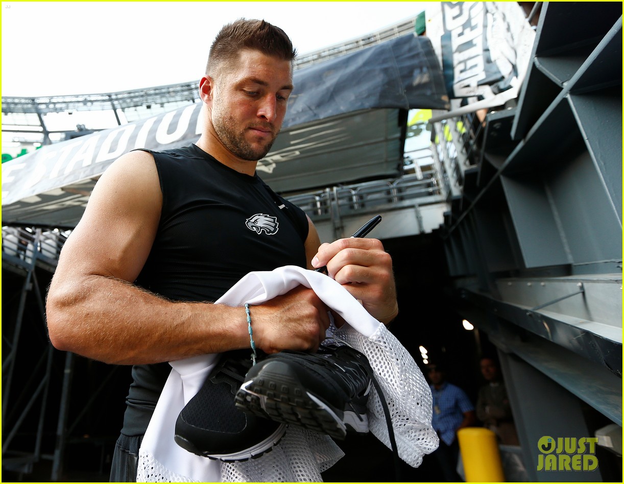Tim Tebow Cut from the Philadelphia Eagles: Photo 3453361 | Photos | Just Jared: Entertainment News