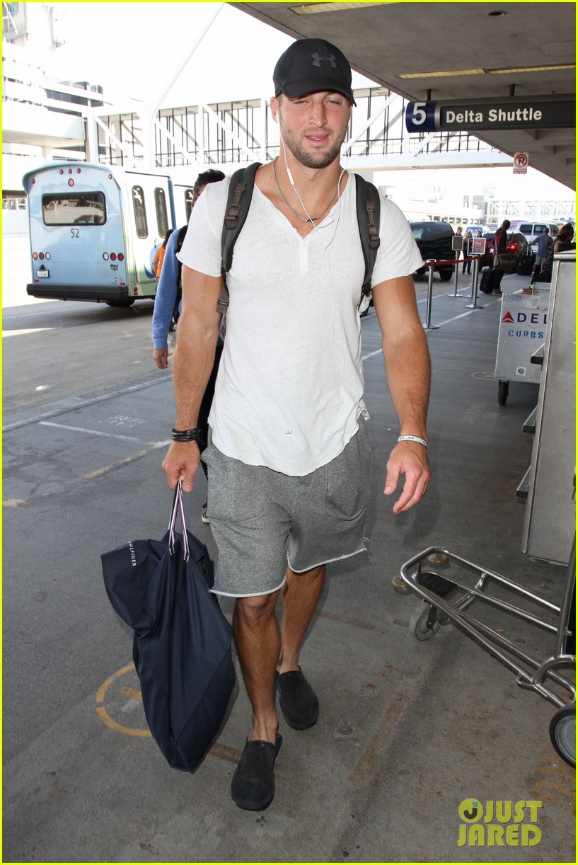 Tim Tebow Steps Out Amid Olivia Culpo Dating Rumors: Photo 3470773 ...