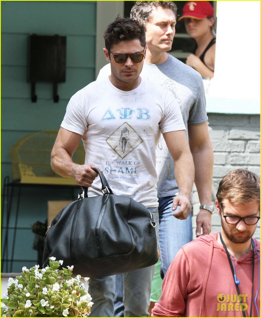 Zac Efron Shows Off His Bulging Biceps on 'Neighbors 2' Set: Photo ...
