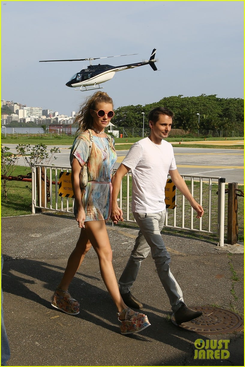 Matthew Bellamy & Girlfriend Elle Evans Can't Keep Their Hands Off Each ...