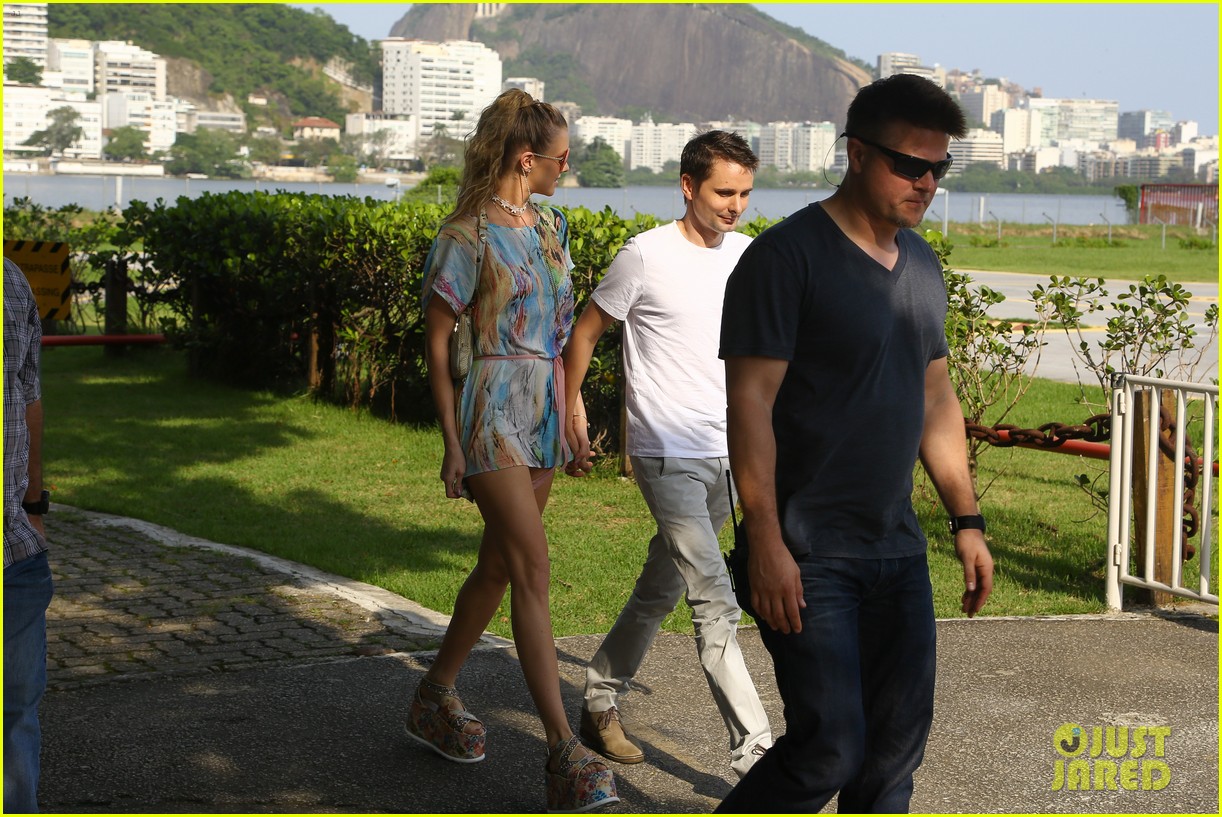 Matthew Bellamy & Girlfriend Elle Evans Can't Keep Their Hands Off Each ...