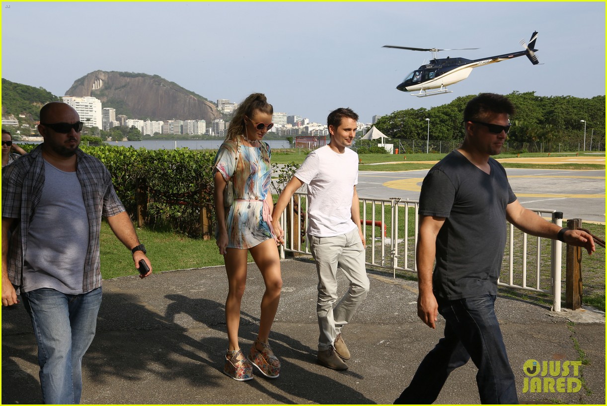 Matthew Bellamy & Girlfriend Elle Evans Can't Keep Their Hands Off Each ...