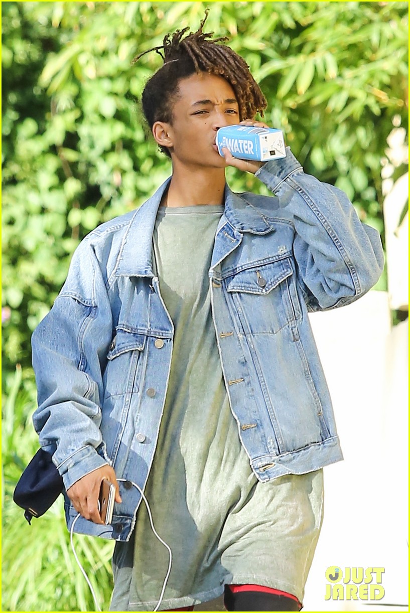 Jaden Smith Downs Boxed Water While Out with Friends: Photo 3480551 ...