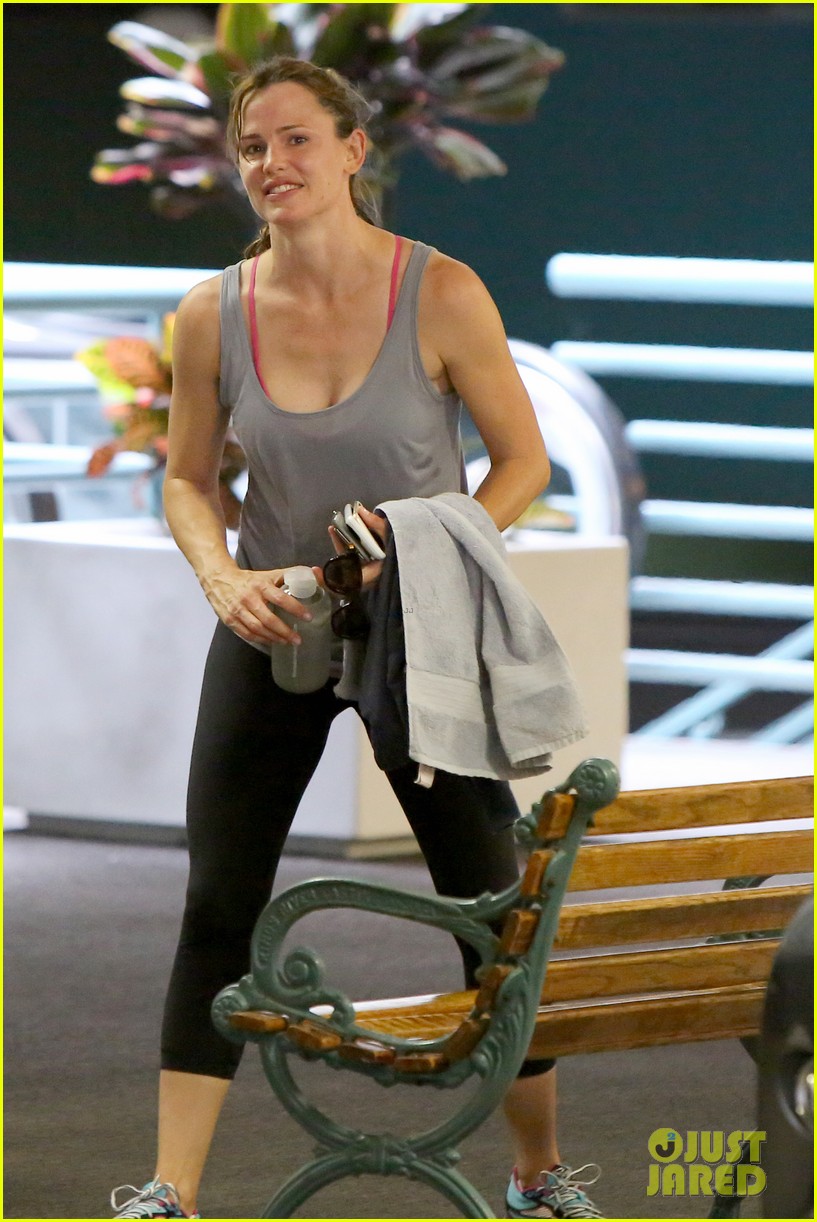 Jennifer Garner Breaks a Sweat During Her Workout: Photo 3484875 ...