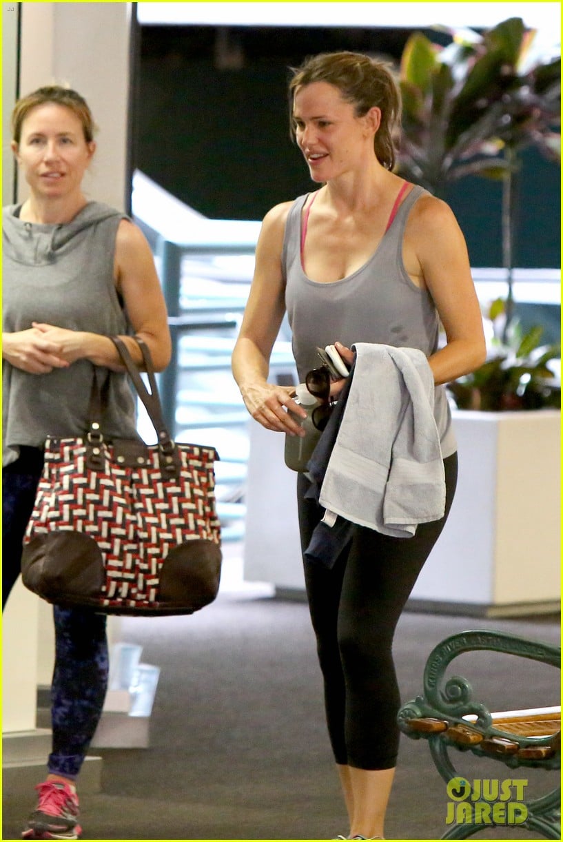 Jennifer Garner Breaks a Sweat During Her Workout: Photo 3484878 ...