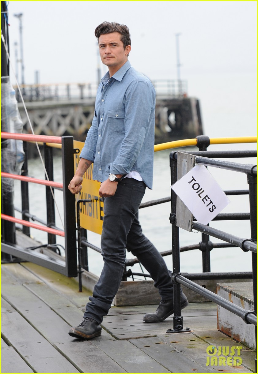 Orlando Bloom Films 'Jamie & Jimmy's Friday Night Feast': Photo 3484082 ...