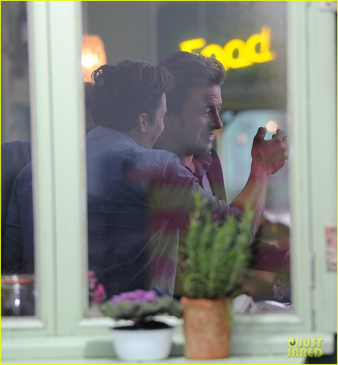 Orlando Bloom Films 'Jamie & Jimmy's Friday Night Feast': Photo 3484088 ...