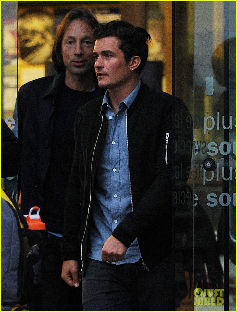 Orlando Bloom Films 'Jamie & Jimmy's Friday Night Feast': Photo 3484108 ...
