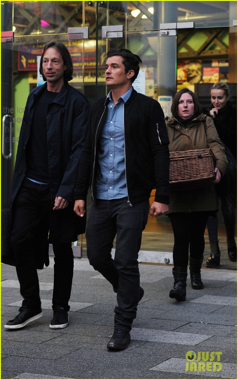 Orlando Bloom Films 'Jamie & Jimmy's Friday Night Feast': Photo 3484115 ...