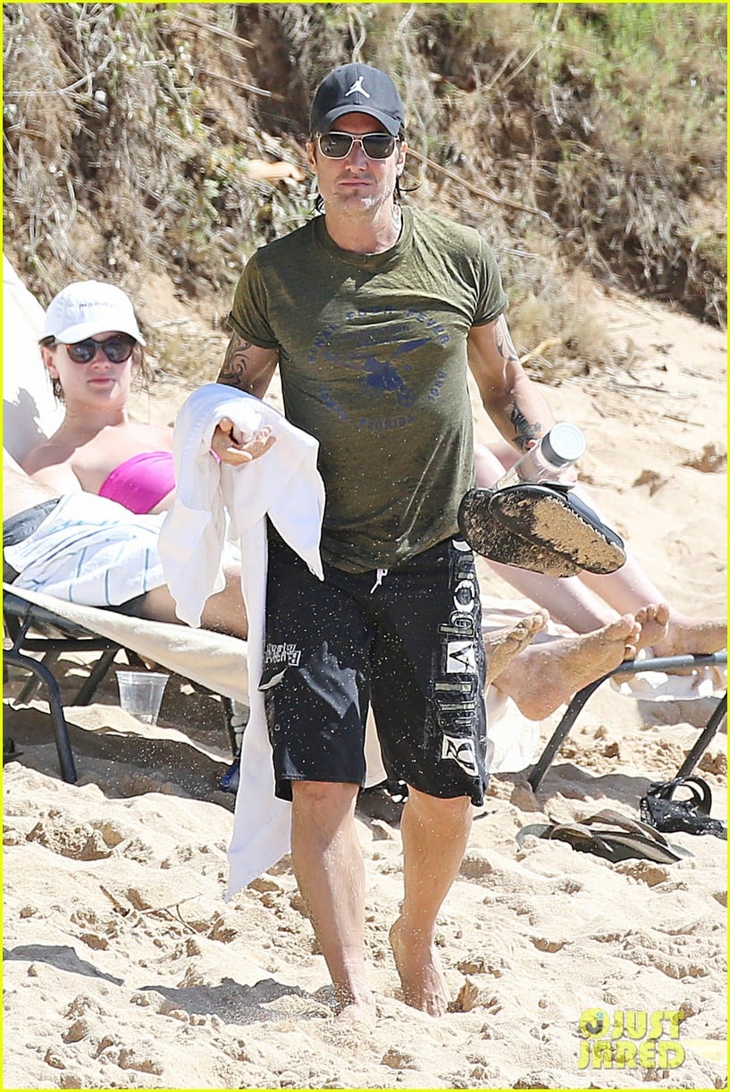 Keith Urban Went Shirtless at the Beach in Hawaii!: Photo 3487616 ...