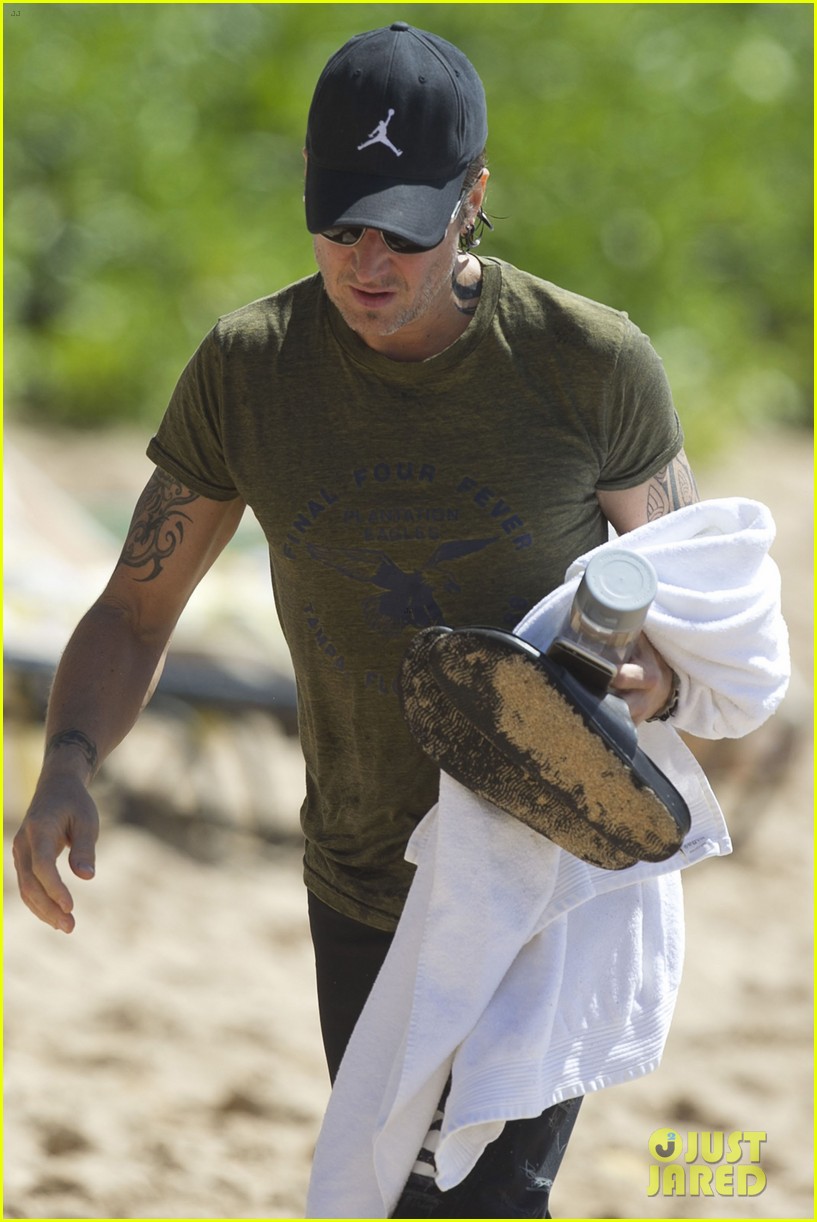 Keith Urban Went Shirtless at the Beach in Hawaii!: Photo 3487621 ...