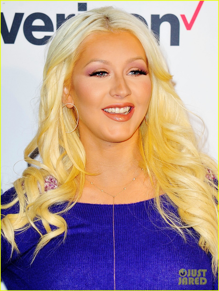 Christina Aguilera Takes a 'The Voice' Break for a Good Cause: Photo ...