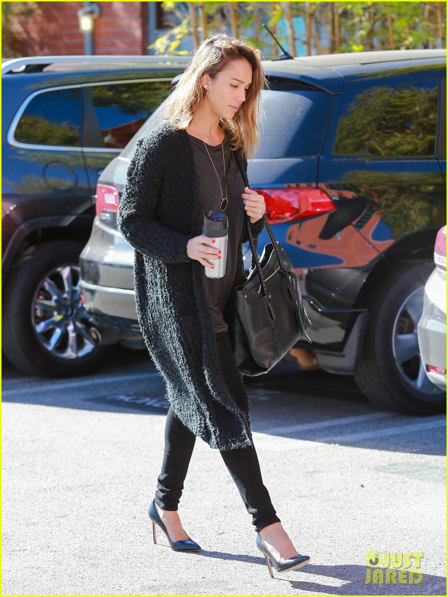 Jessica Alba Creates Her Own Sprinkles Cupcake For Charity: Photo ...