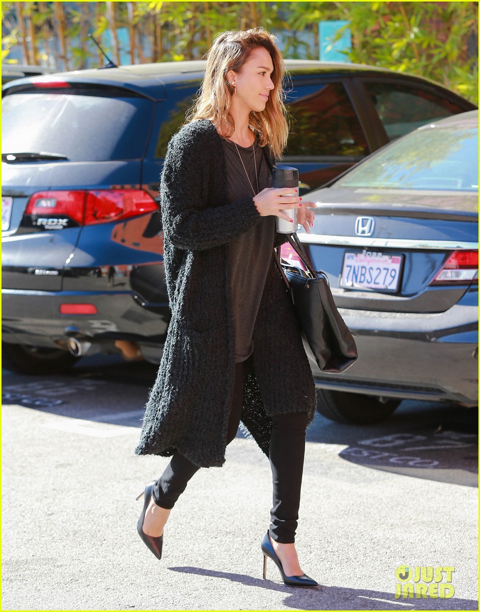 Jessica Alba Creates Her Own Sprinkles Cupcake For Charity: Photo ...