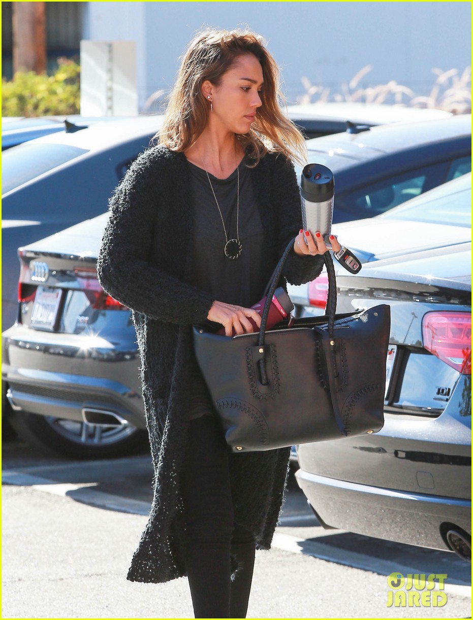 Jessica Alba Creates Her Own Sprinkles Cupcake For Charity: Photo ...