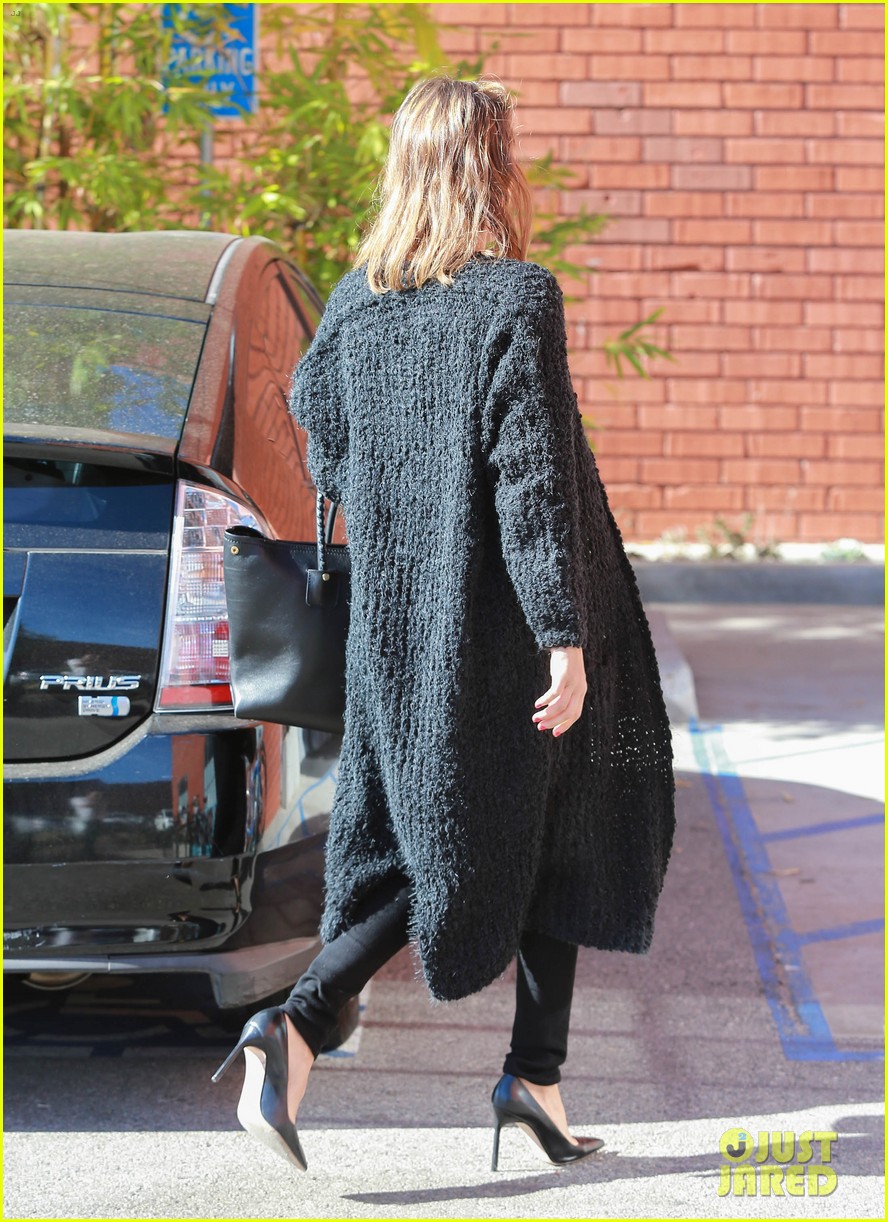 Jessica Alba Creates Her Own Sprinkles Cupcake For Charity: Photo ...