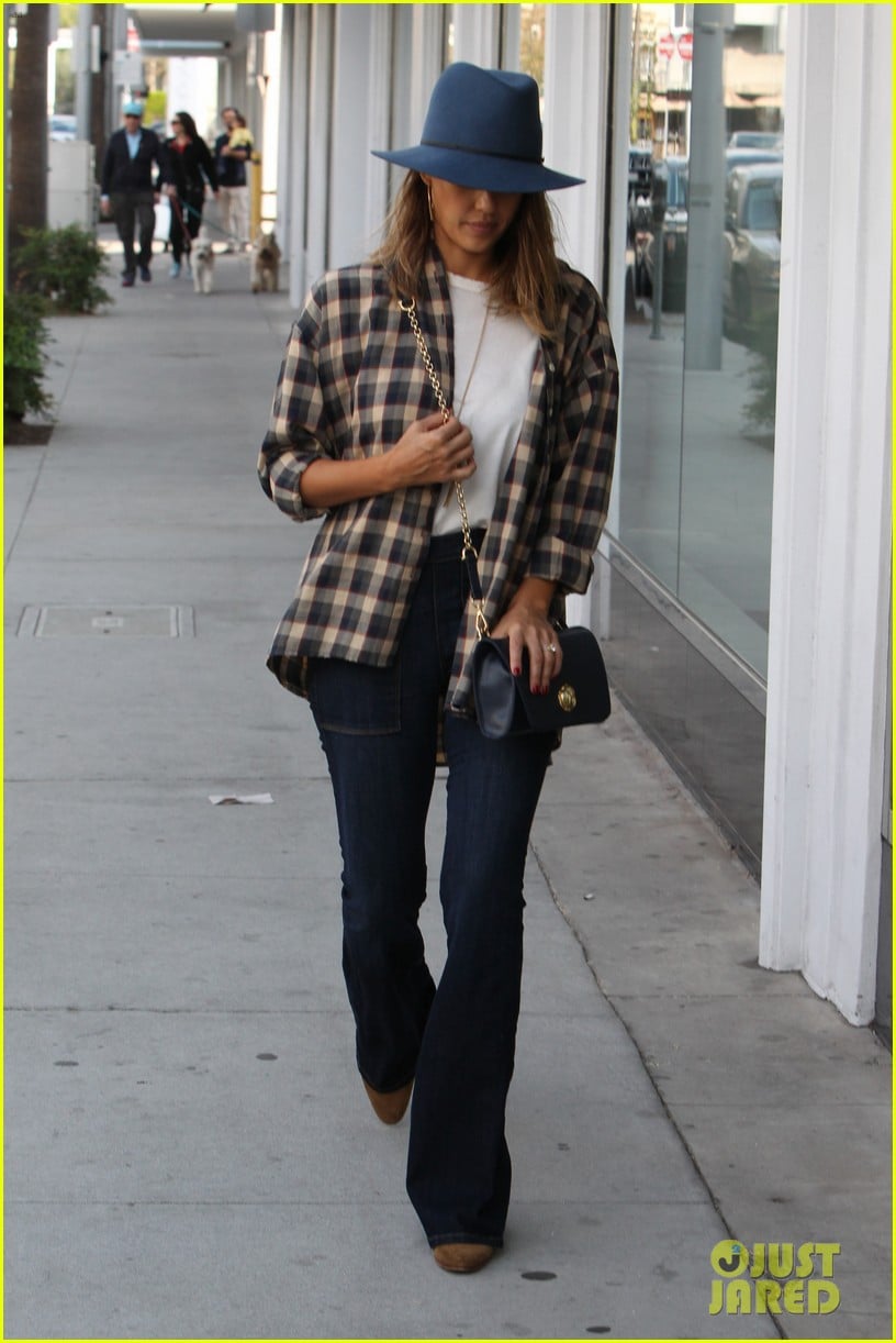 Jessica Alba & Cash Warren Say An Adorable Goodnight To Their Daughters ...