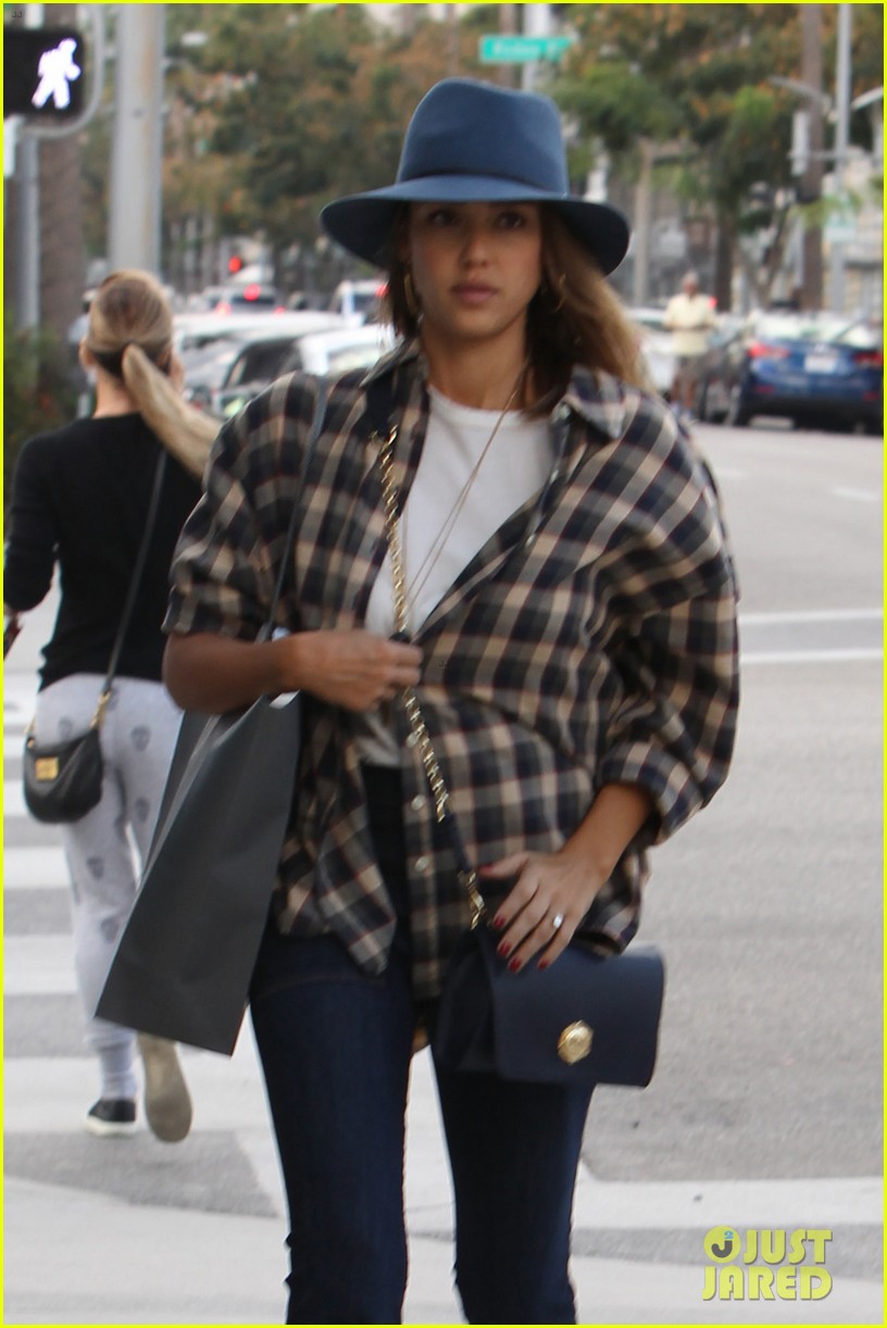 Jessica Alba & Cash Warren Say An Adorable Goodnight To Their Daughters ...