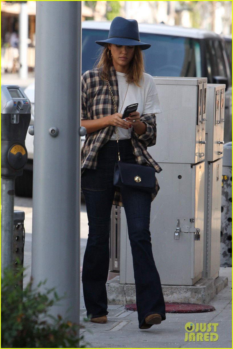 Jessica Alba & Cash Warren Say An Adorable Goodnight To Their Daughters ...