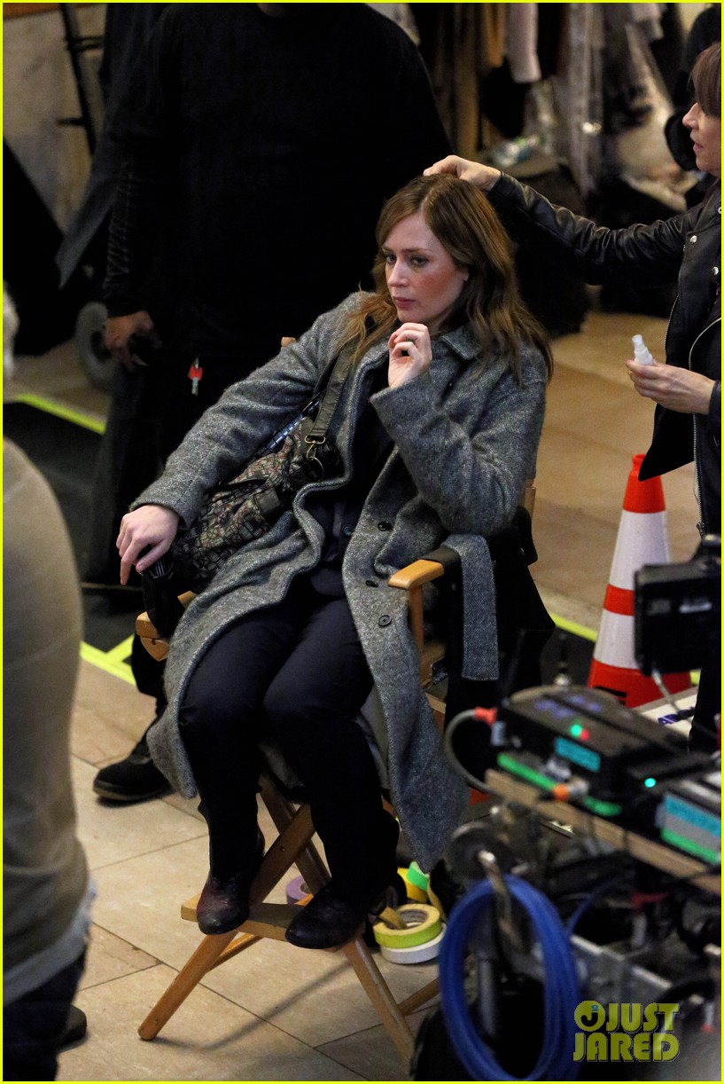 Emily Blunt Continues Filming 'Girl on the Train' in Crowded Grand ...
