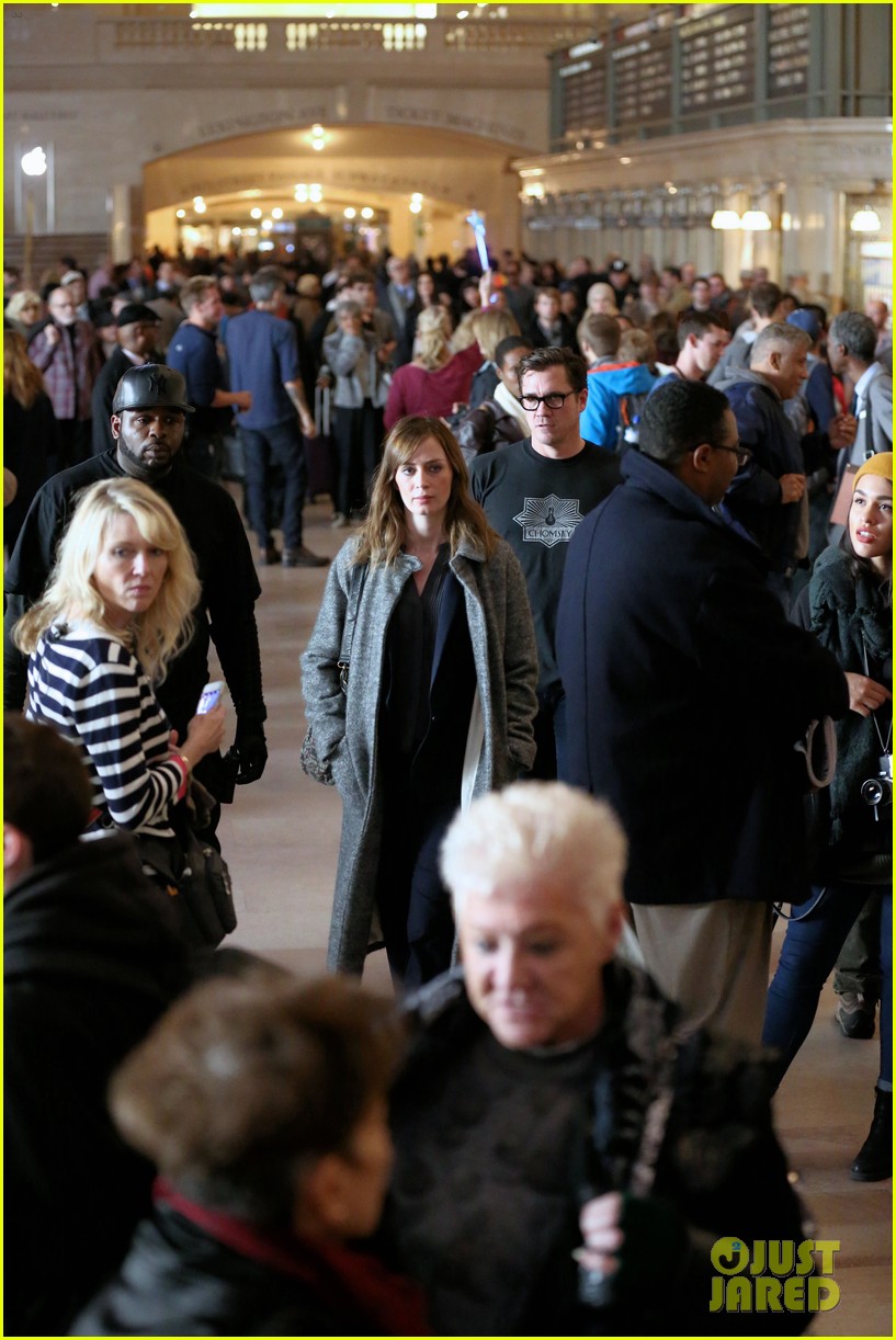 Emily Blunt Continues Filming 'Girl on the Train' in Crowded Grand ...