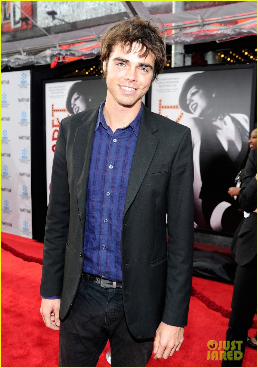Modern Family's Reid Ewing Admits to Plastic Surgery Addiction Due to ...