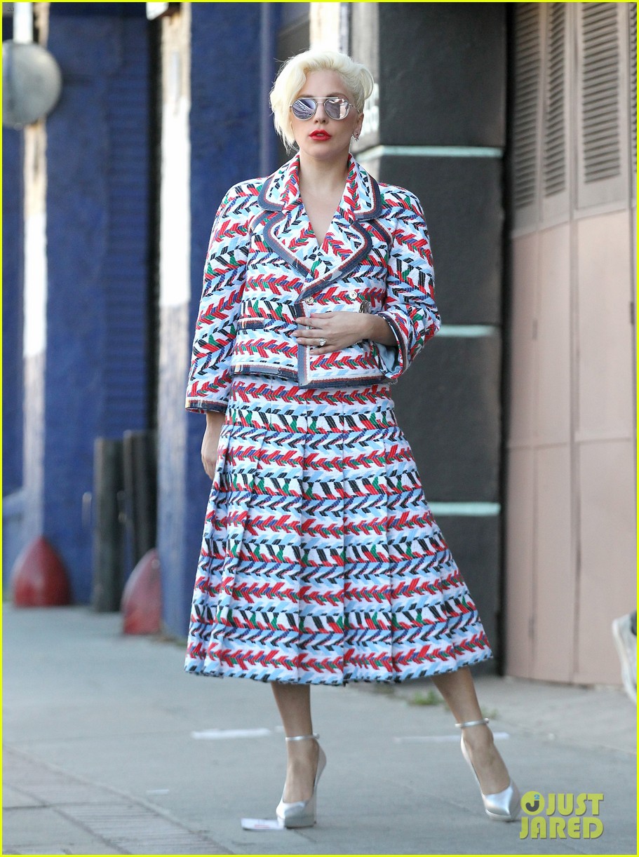 Lady Gaga Calls Out UFC Fighter Ronda Rousey for Not Touching Gloves ...