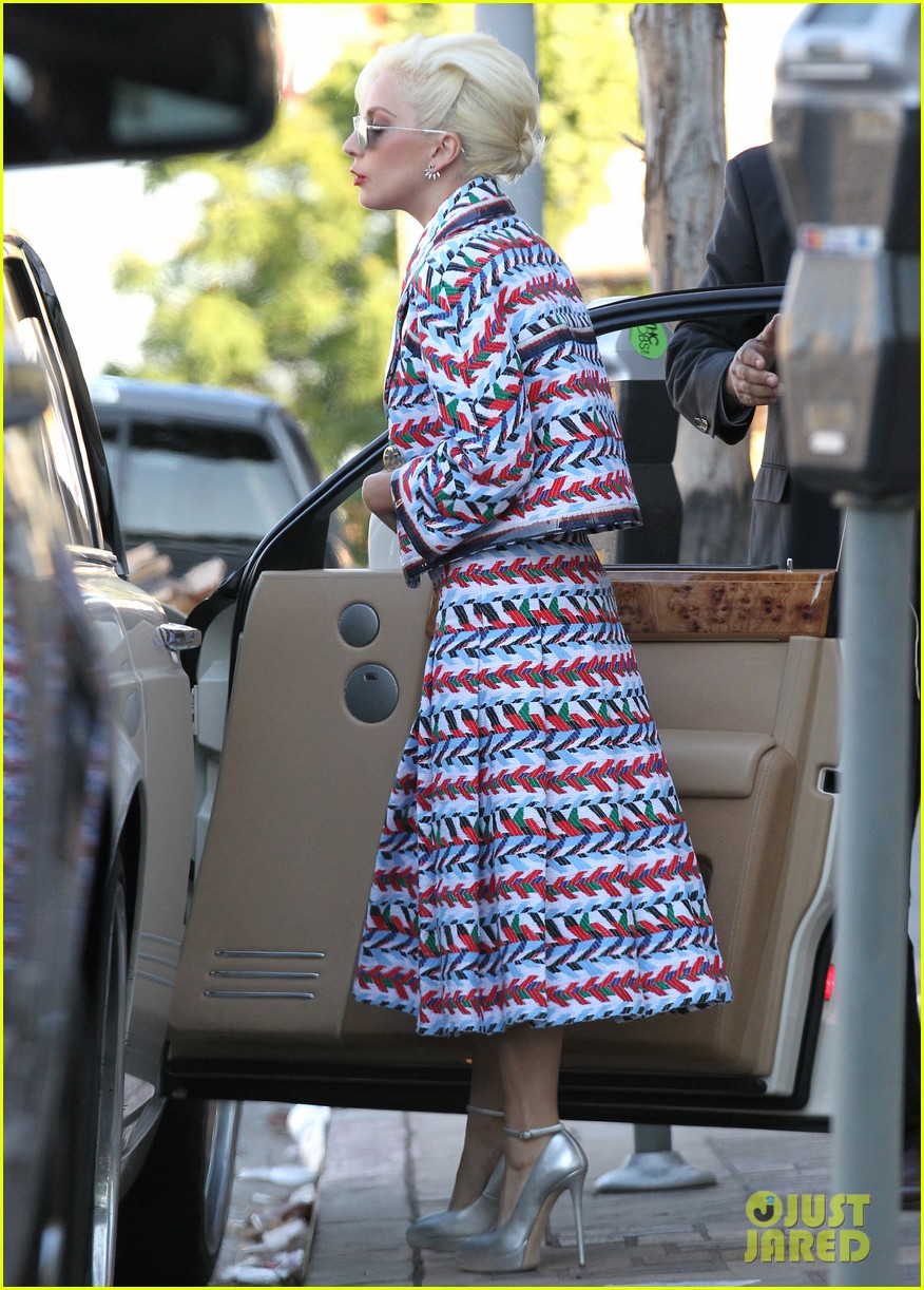 Lady Gaga Calls Out UFC Fighter Ronda Rousey for Not Touching Gloves ...