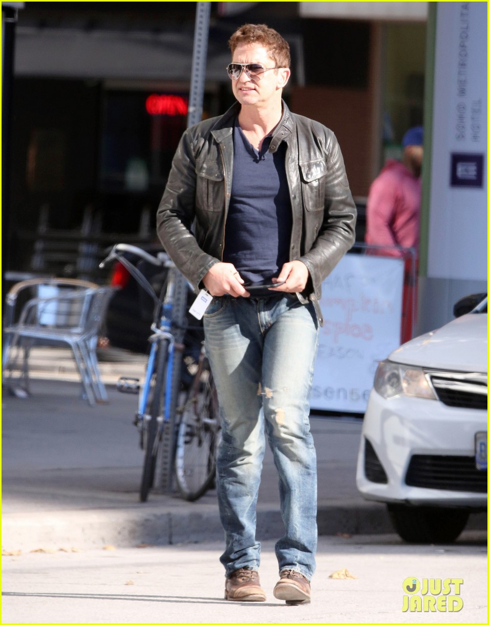 Gerard Butler Rocks a Clean Shave for Lunch in Toronto: Photo 3503060 ...