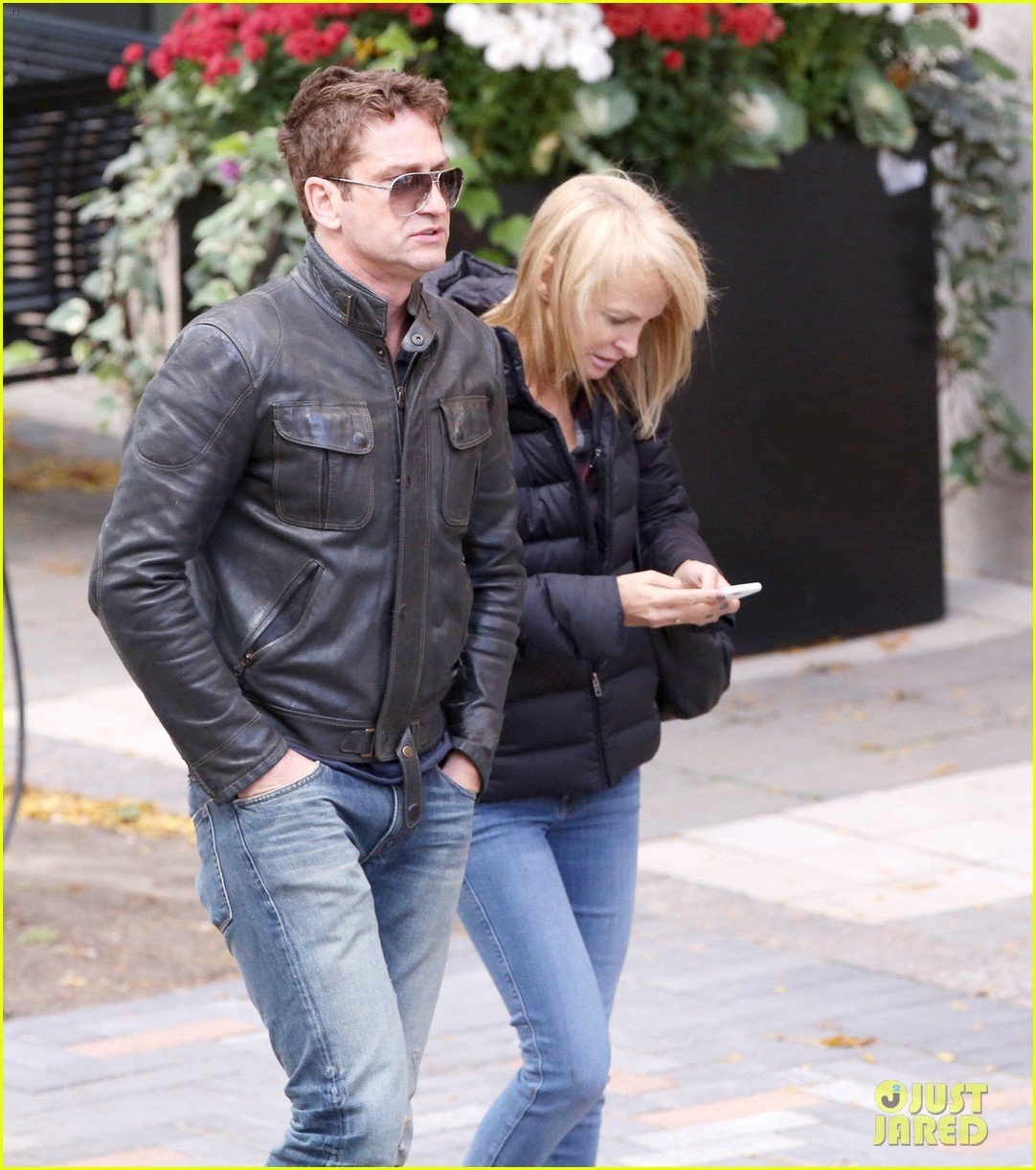 Gerard Butler Rocks a Clean Shave for Lunch in Toronto: Photo 3503062 ...