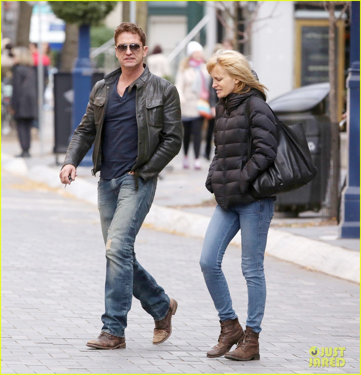 Gerard Butler Rocks a Clean Shave for Lunch in Toronto: Photo 3503064 ...