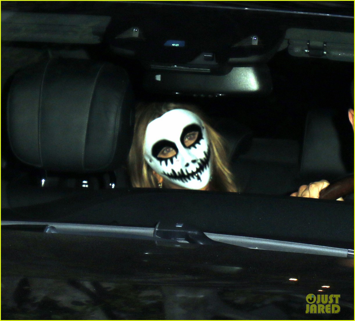 Jennifer Aniston Sports a Scary Mask for Halloween 2015: Photo 3497103 ...