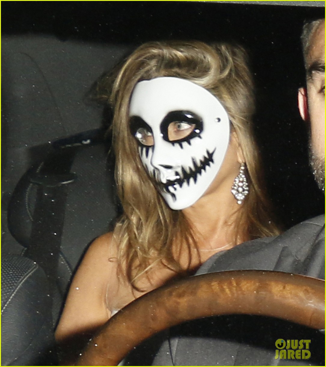 Jennifer Aniston Sports a Scary Mask for Halloween 2015: Photo 3497104 ...