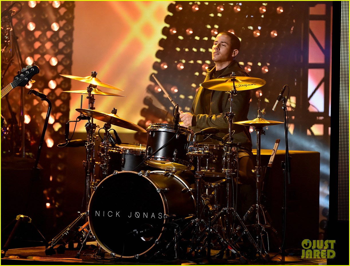 Nick Jonas Performs Medley of Hits at AMAs 2015 - Watch Now!: Photo ...