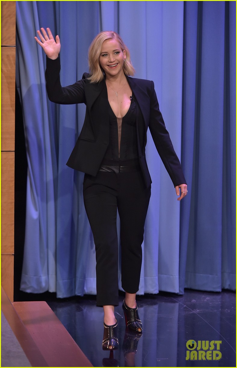 Jennifer Lawrence Wore the Craziest Outfit Ever on 'Fallon': Photo ...
