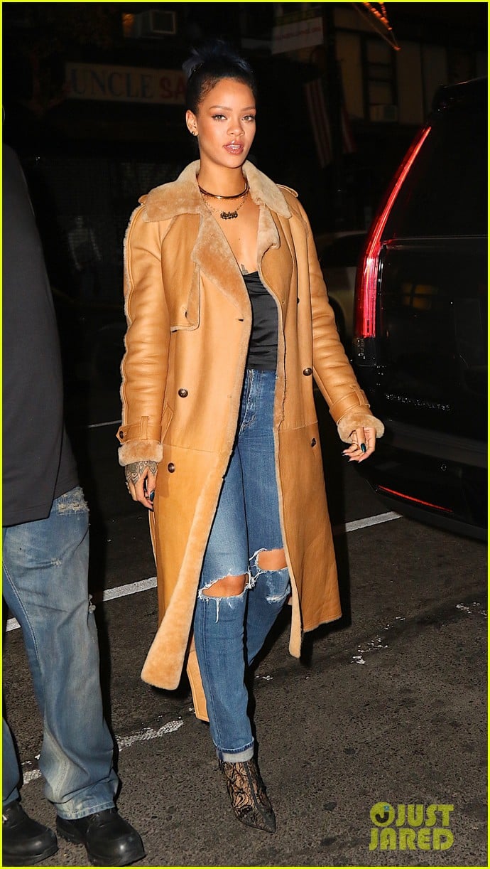 Rihanna Steps Out WIth Travis Scott at 40/40 Club to Watch Vegas Fight ...