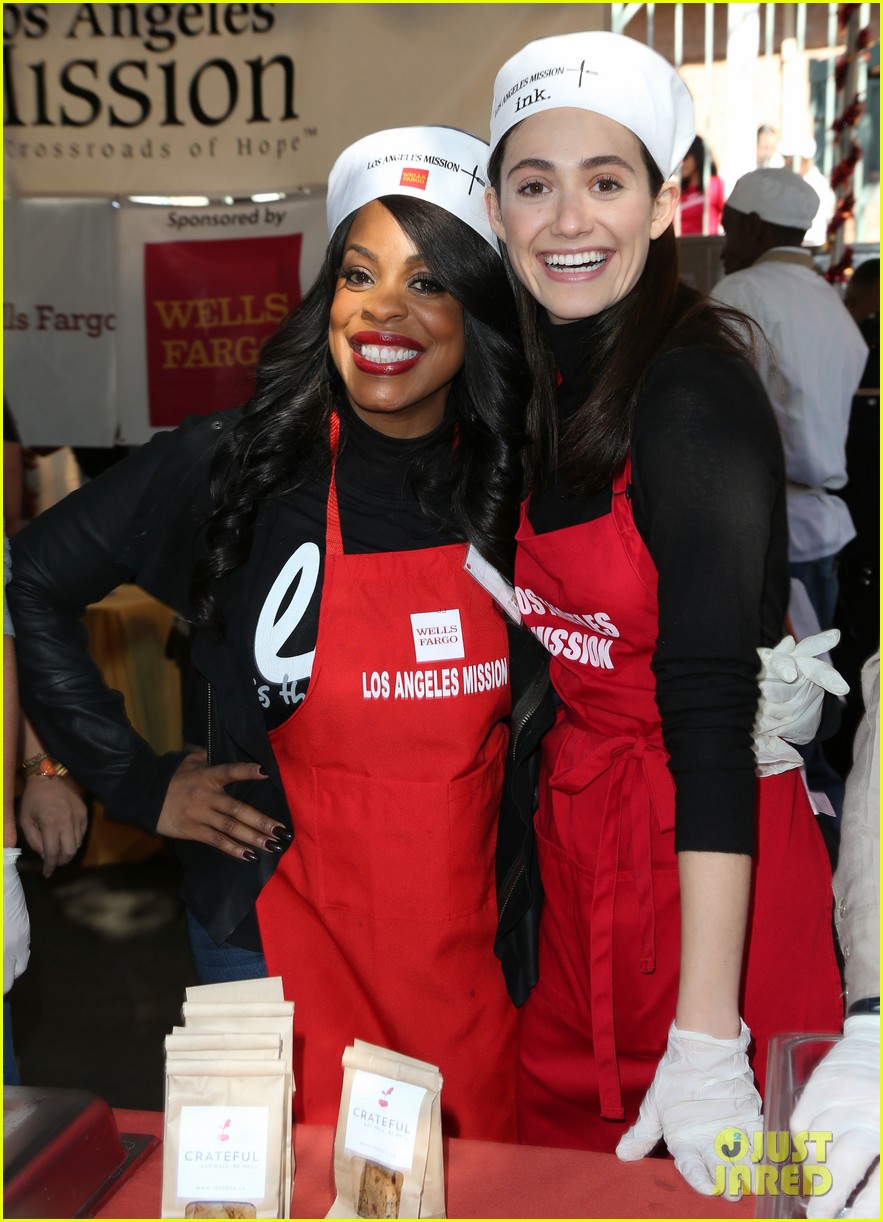 Emmy Rossum Serves Up Thanksgiving Meals to the Homeless : Photo ...