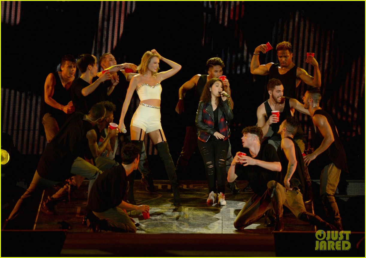 Idina Menzel Dresses as Elsa to Sing 'Let It Go' with Taylor Swift ...