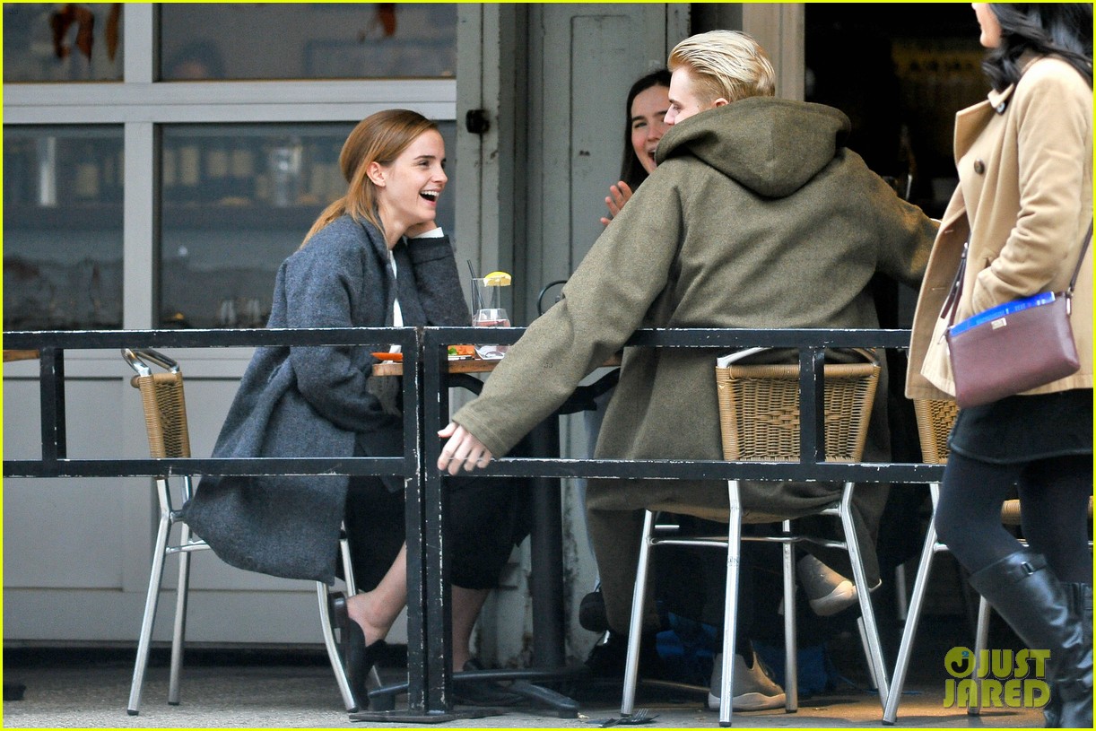 Emma Watson Grabs a Big Apple Lunch with Two Friends: Photo 3499025 ...