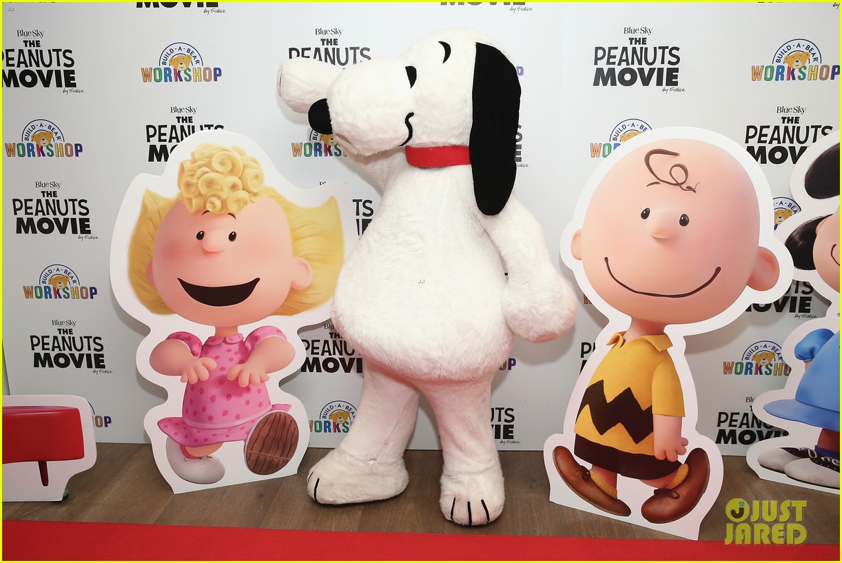 Naomi Watts & Liev Schreiber Bring Their Boys to 'The Peanuts Movie ...
