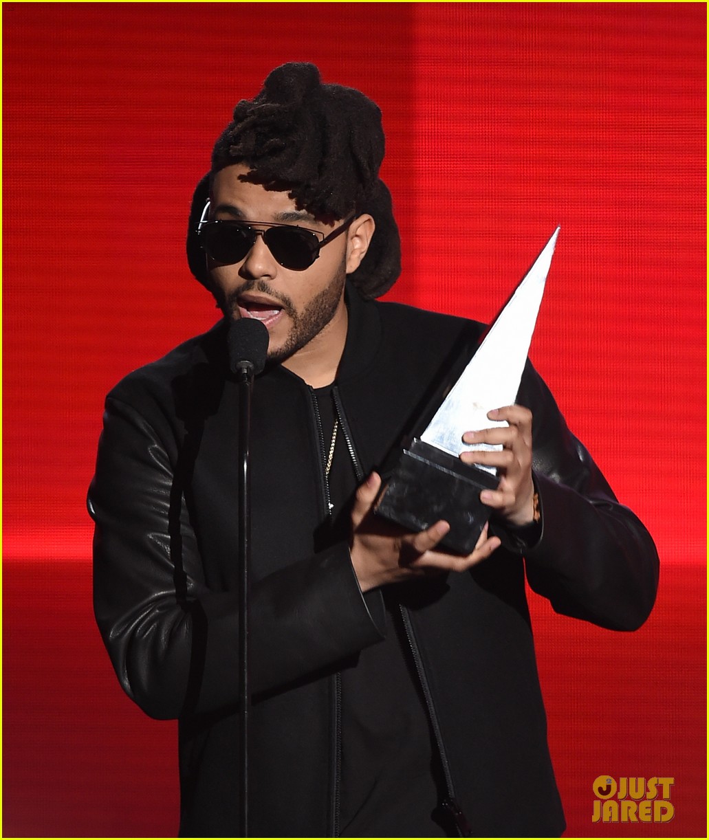The Weeknd Sets the AMAs 2015 on Fire with 'The Hills' (Video): Photo ...