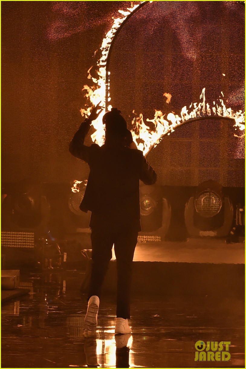 The Weeknd Sets the AMAs 2015 on Fire with 'The Hills' (Video): Photo ...