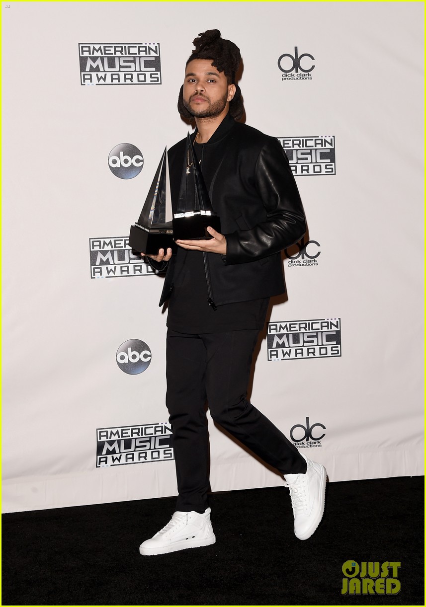 The Weeknd Sets the AMAs 2015 on Fire with 'The Hills' (Video): Photo ...
