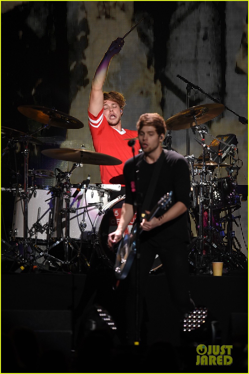 One Direction & 5 Seconds of Summer Heat Up Jingle Ball LA 2015: Photo ...