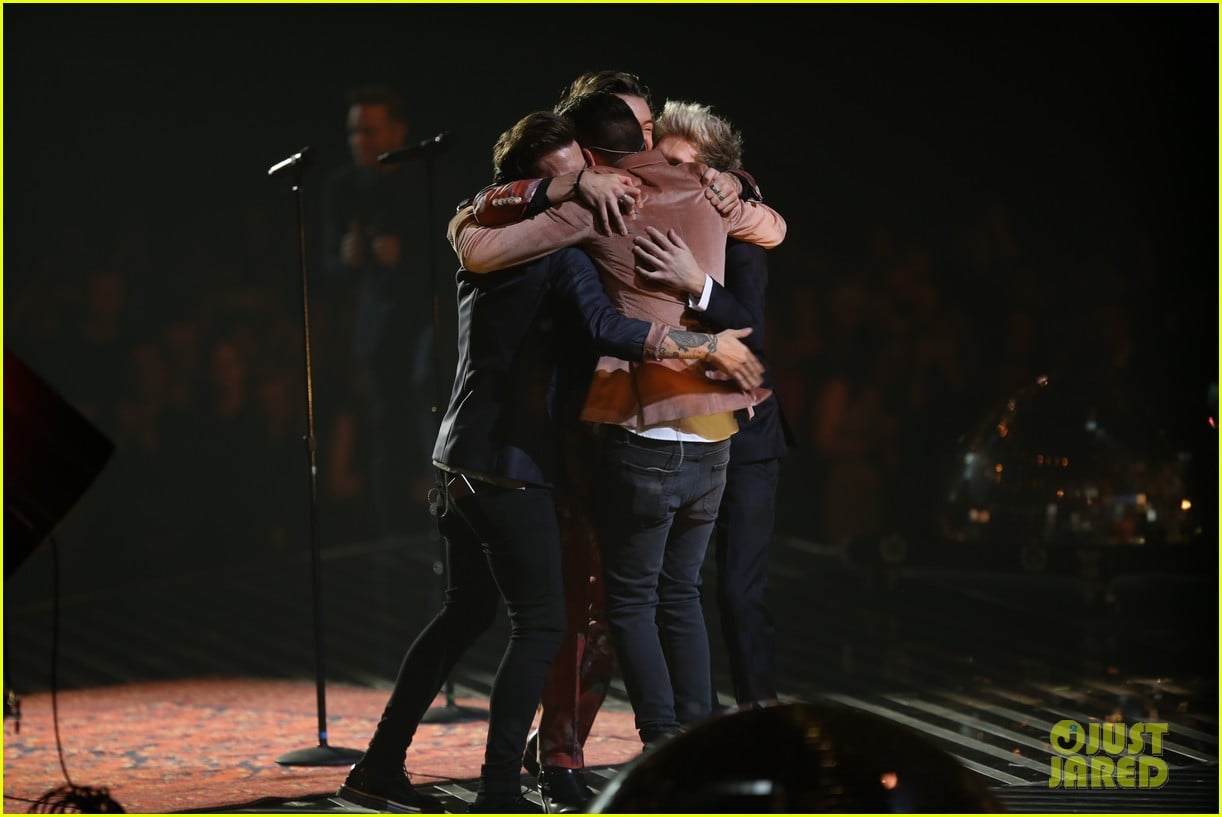 One Direction Share Hug On Stage At 'X Factor' Final After Performing ...