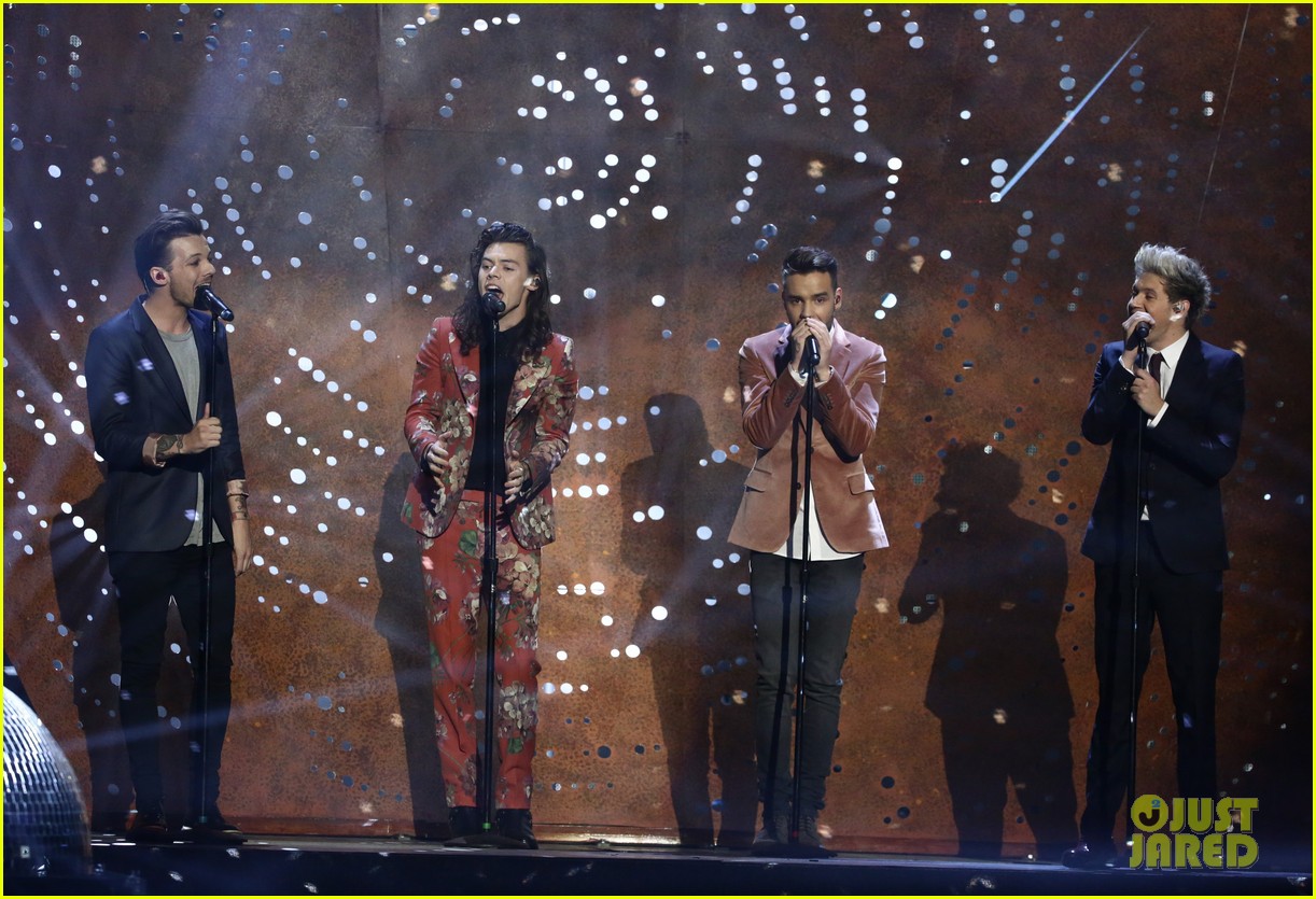 One Direction Share Hug On Stage At 'X Factor' Final After Performing ...
