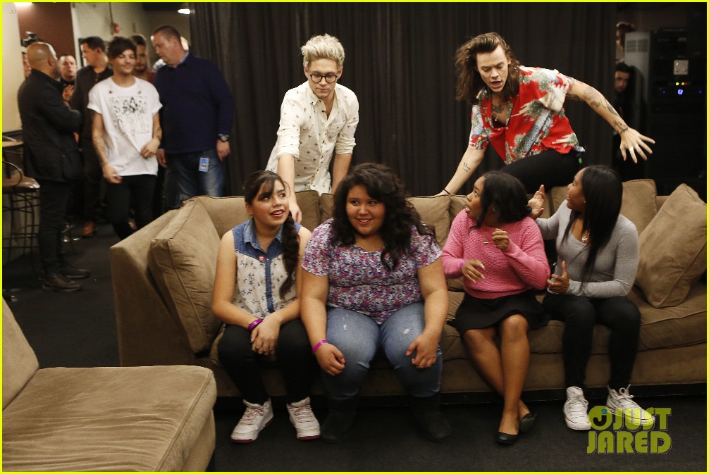 One Direction Share Hug On Stage At 'X Factor' Final After Performing ...